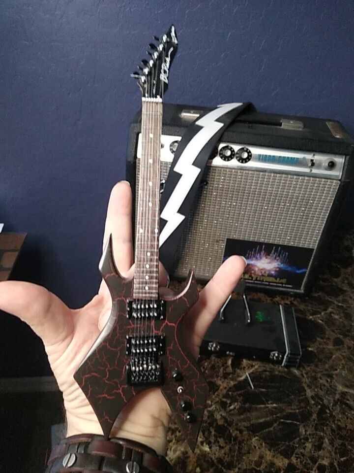 STRANGER THINGS Eddie's Guitar BC Rich NJ Warlock 1:4 Scale Replica Gu ...
